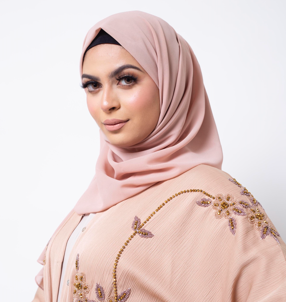 Modest and Chic: Abaya Fashion Tips for University Students – Anaqa ...